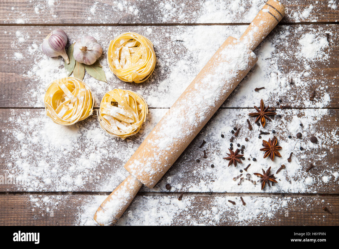 Wooden rolling pin with flour and pasta Stock Photo - Alamy
