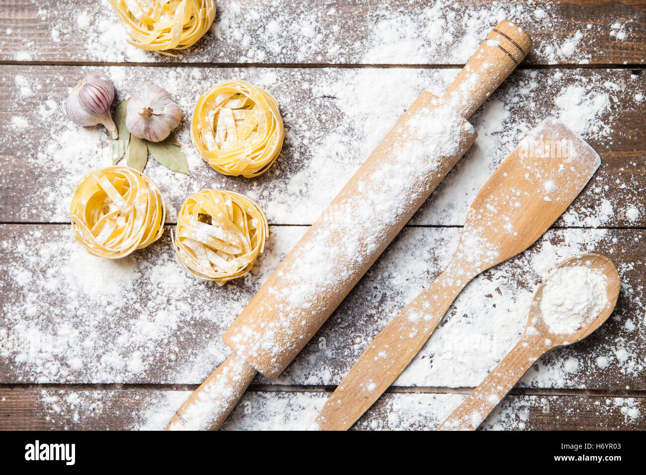 Wooden rolling pin with flour and pasta Stock Photo - Alamy