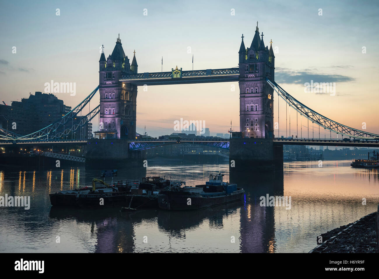Sunrise over tower bridge hi-res stock photography and images - Alamy