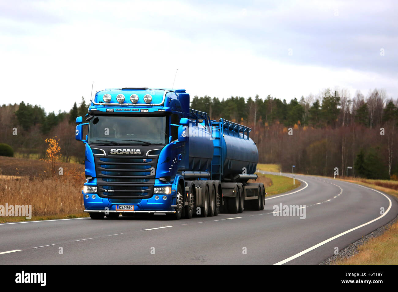 Dark blue truck hi-res stock photography and images - Alamy