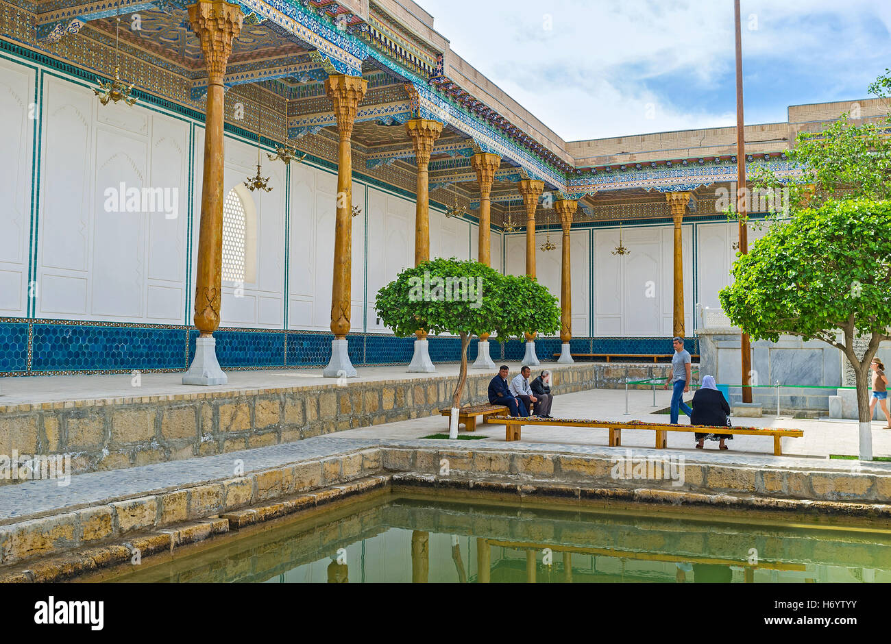 The courtyard of the Mausoleum of Hazrat Muhammad Bahauddin Shah ...