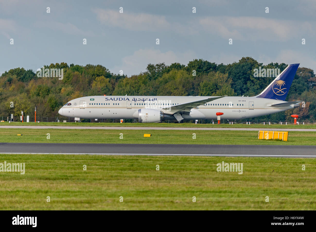 HZ-ARA Boeing 787-9 Dreamliner Saudi Arabian Airlines Manchester ...