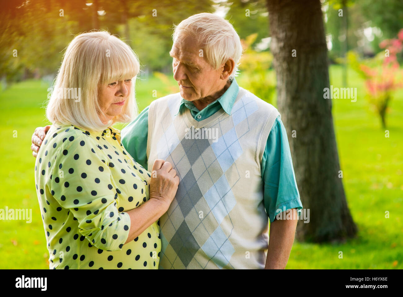 Sad couple hug hi-res stock photography and images - Alamy
