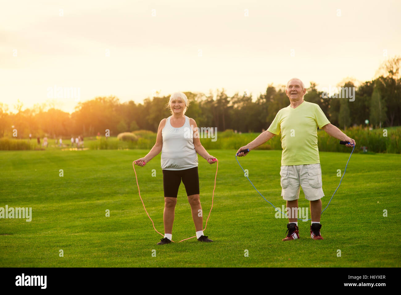 Fitness couple skipping rope hi-res stock photography and images - Alamy