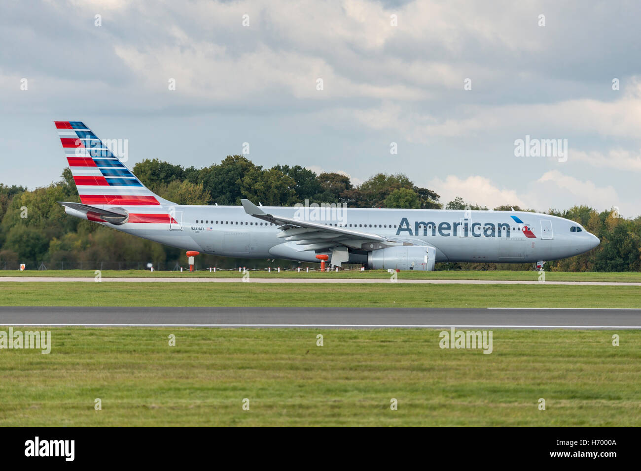 Airbus A330-243 American Airlines A332 N283AY Manchester Airport ...