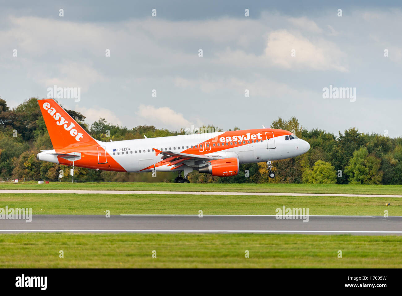Easyjet manchester airport hi-res stock photography and images - Alamy