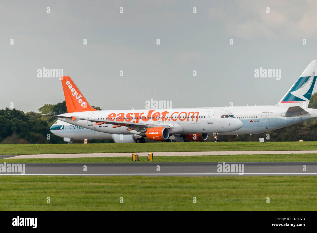EasyJet Airbus A320-214 G-EZTV Manchester Airport England. arrivals ...