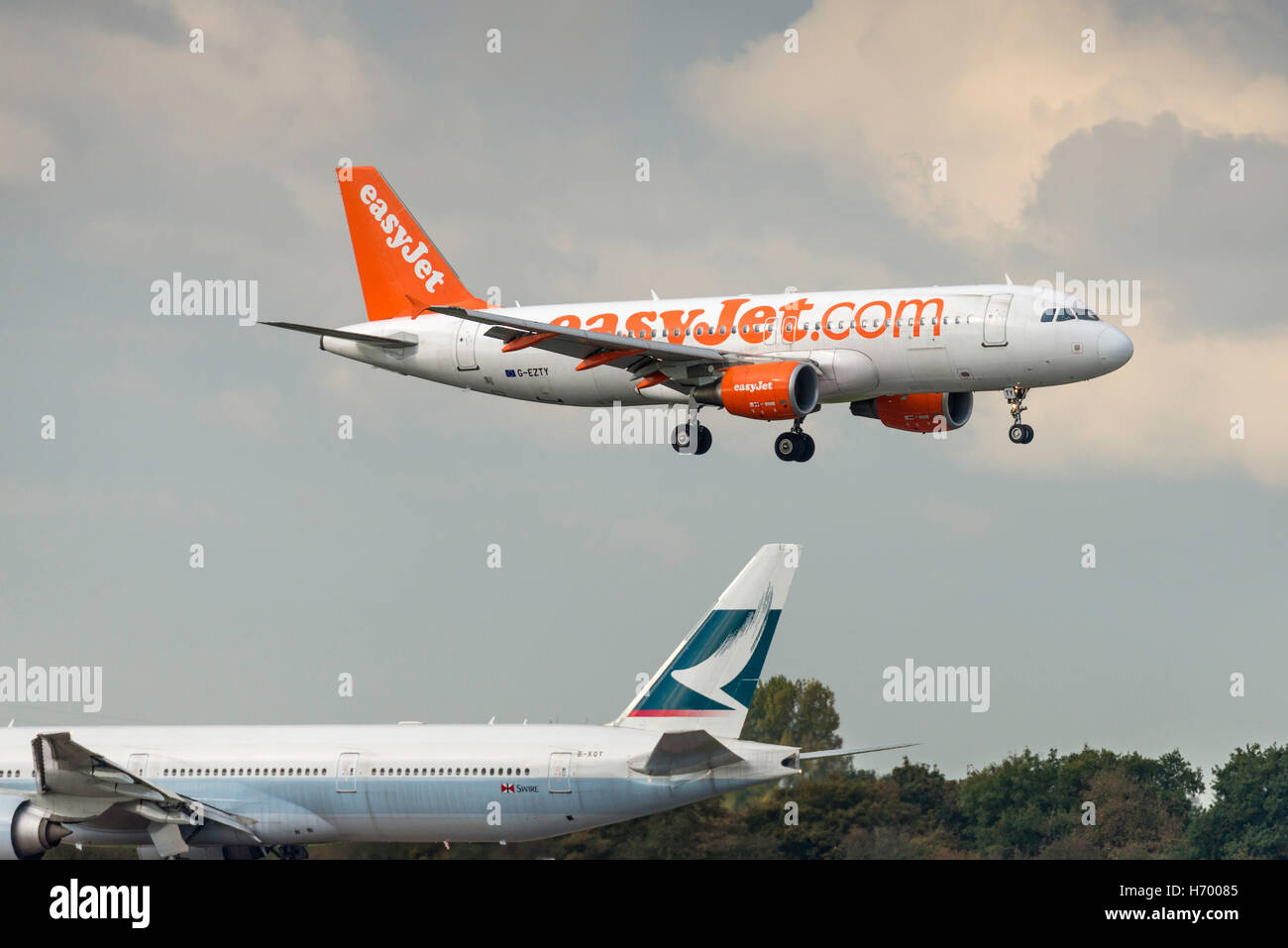 EasyJet Airbus A320-214 G-EZTV Manchester Airport England. arrivals ...