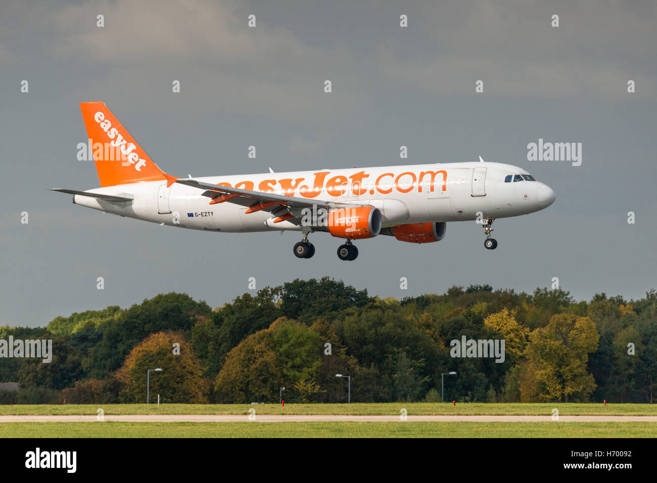 EasyJet Airbus A320-214 G-EZTV Manchester Airport England. arrivals ...