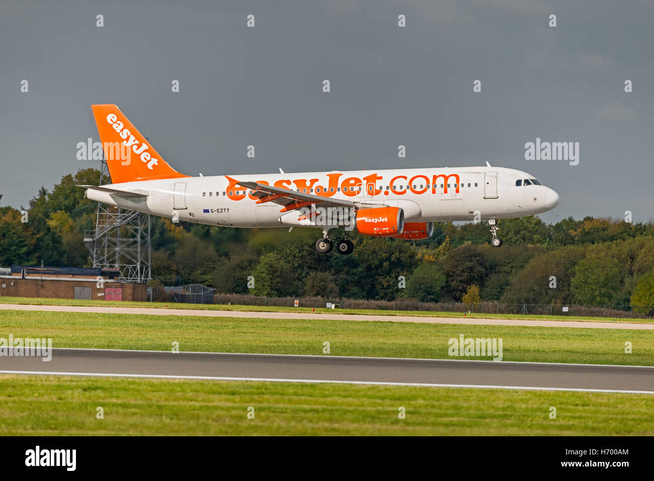 EasyJet Airbus A320-214 G-EZTV Manchester Airport England. arrivals ...