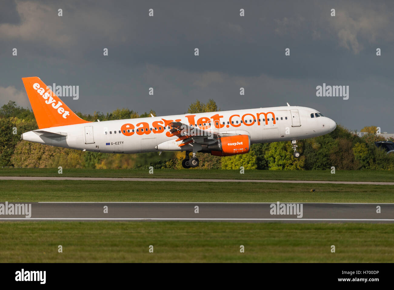 EasyJet Airbus A320-214 G-EZTV Manchester Airport England. arrivals ...