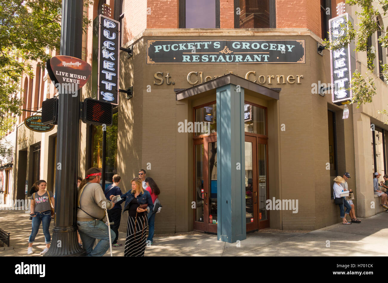 Homeless outside restaurant hi-res stock photography and images - Alamy