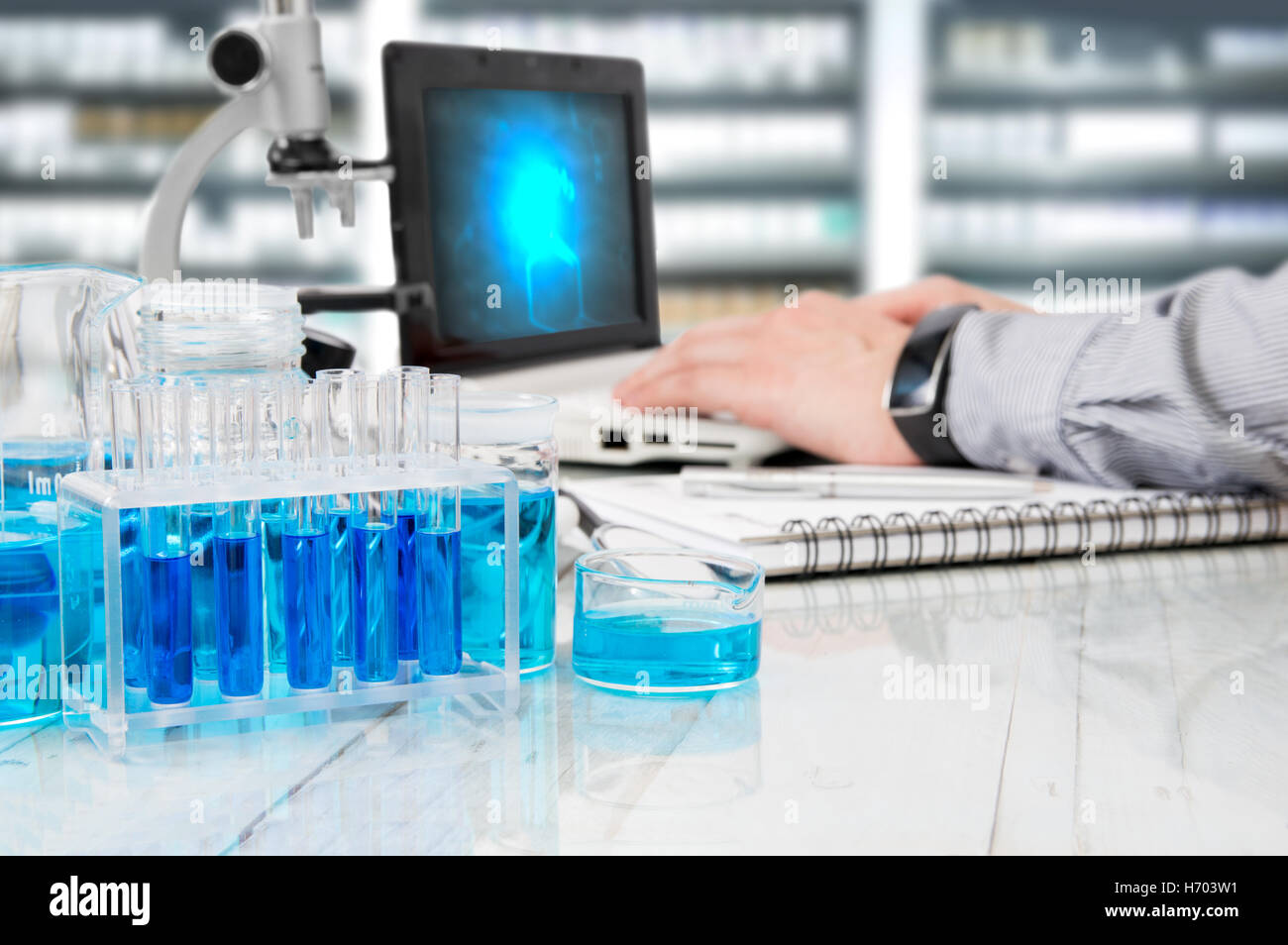 Computer scientist hi-res stock photography and images - Alamy