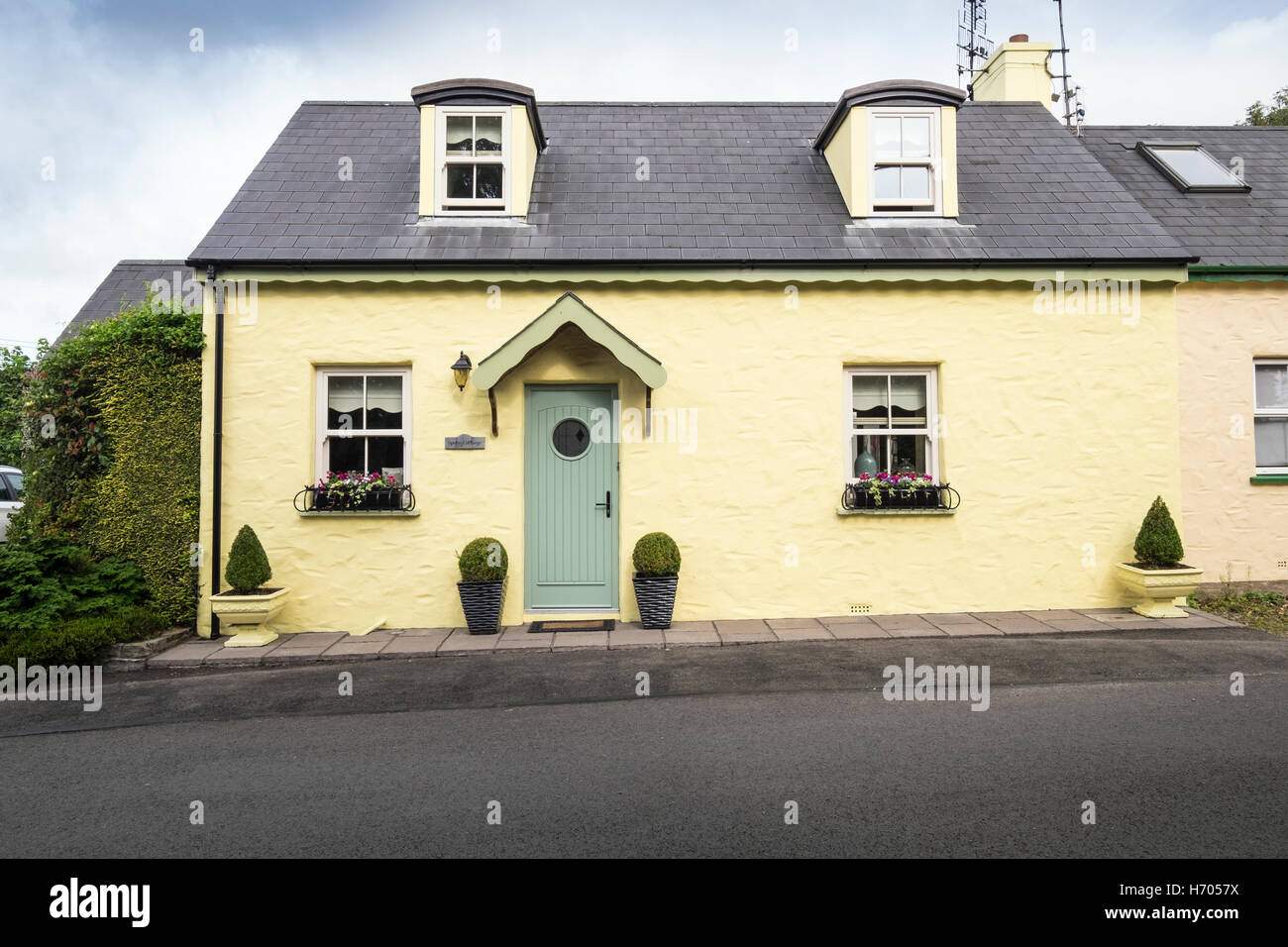 Pale yellow cottages hi-res stock photography and images - Alamy