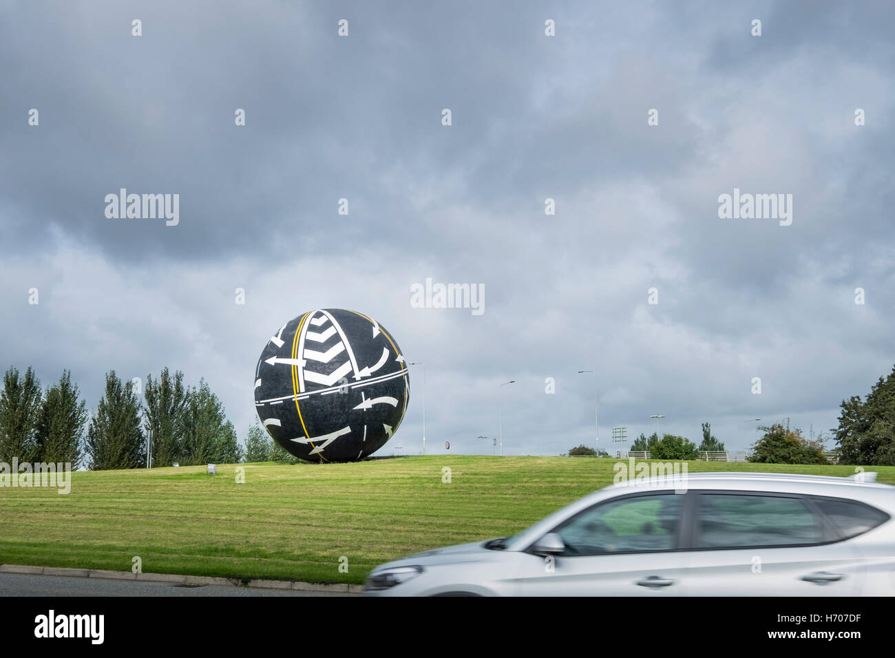 Naas perpetual motion ball hi-res stock photography and images - Alamy