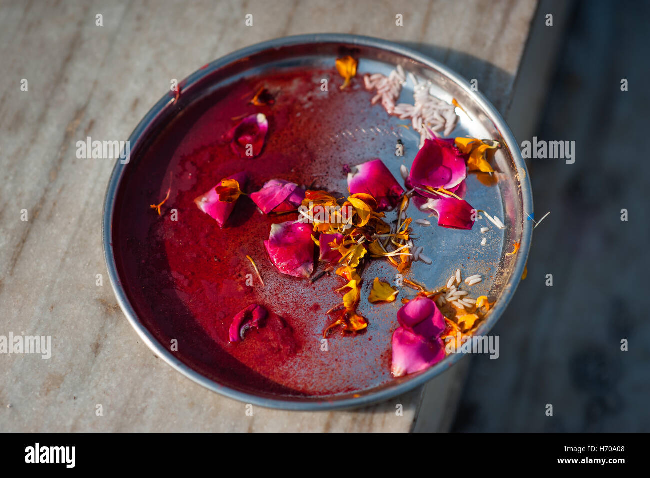 Hindu flower rite Stock Photo - Alamy