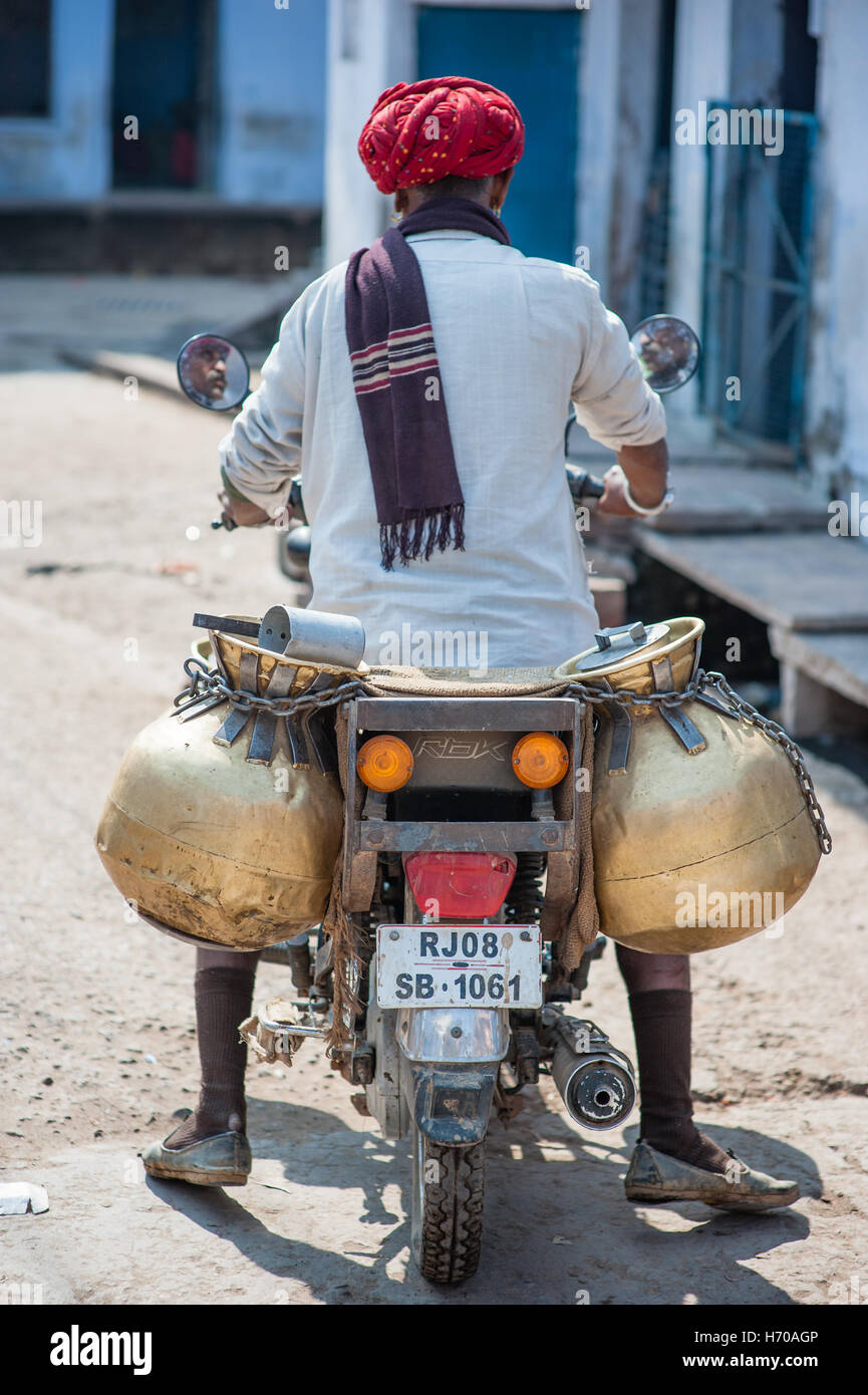 Carrying milk cans hi-res stock photography and images - Alamy
