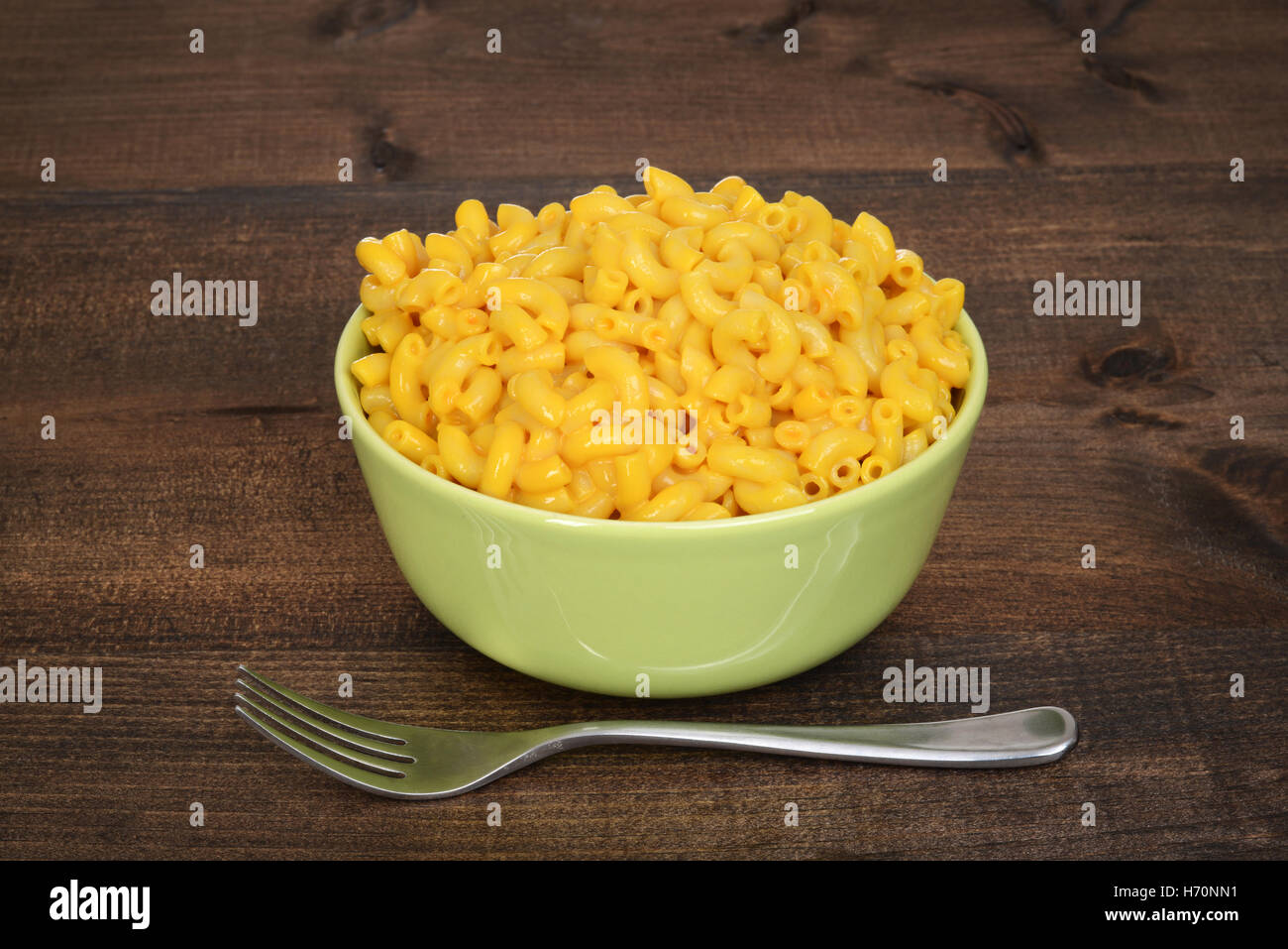 macaroni and cheese on wood table Stock Photo - Alamy
