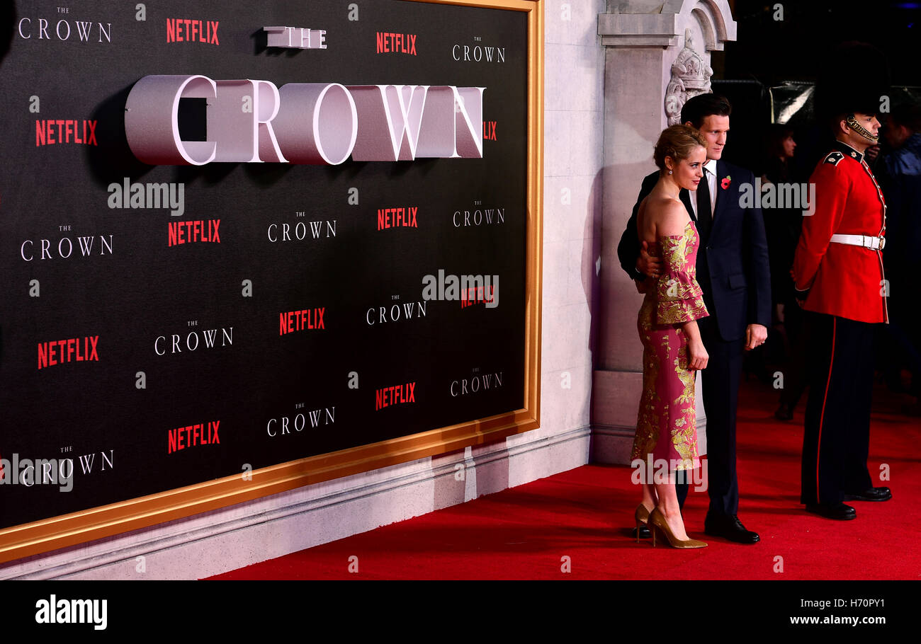 Claire foy, matt smith the crown hi-res stock photography and images ...
