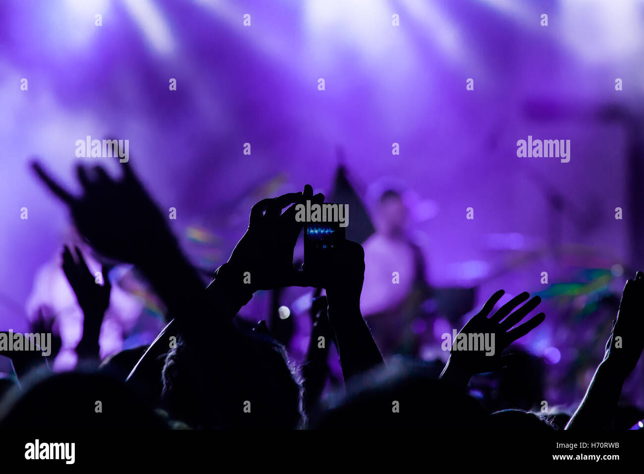 Concert audience phones hi-res stock photography and images - Alamy