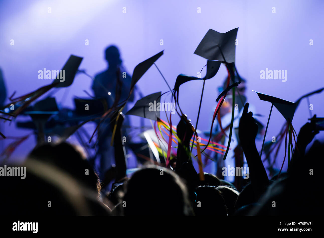 Happy crowd concert hi-res stock photography and images - Alamy