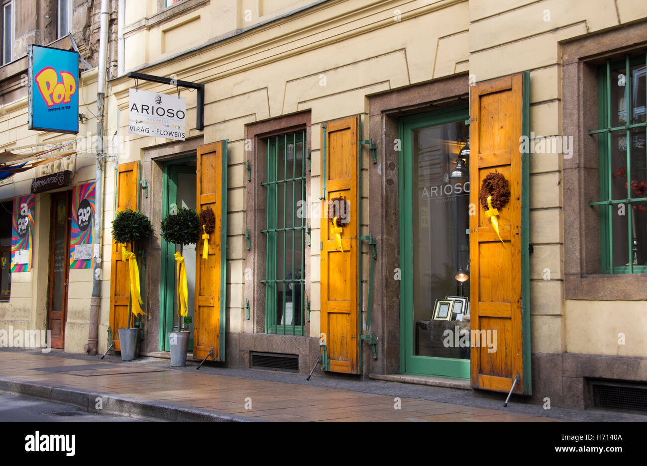 retail store front Stock Photo - Alamy