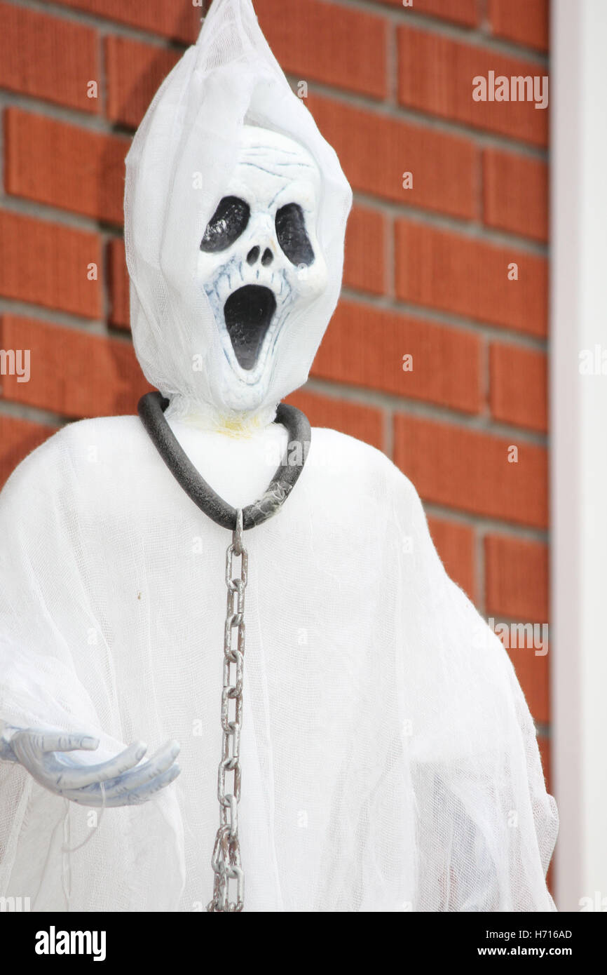 Halloween display of a white ghost hanging in the breeze outdoors Stock ...