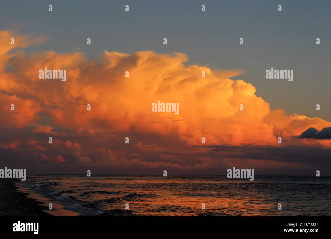 Colorful beach sunset clouds hi-res stock photography and images - Alamy