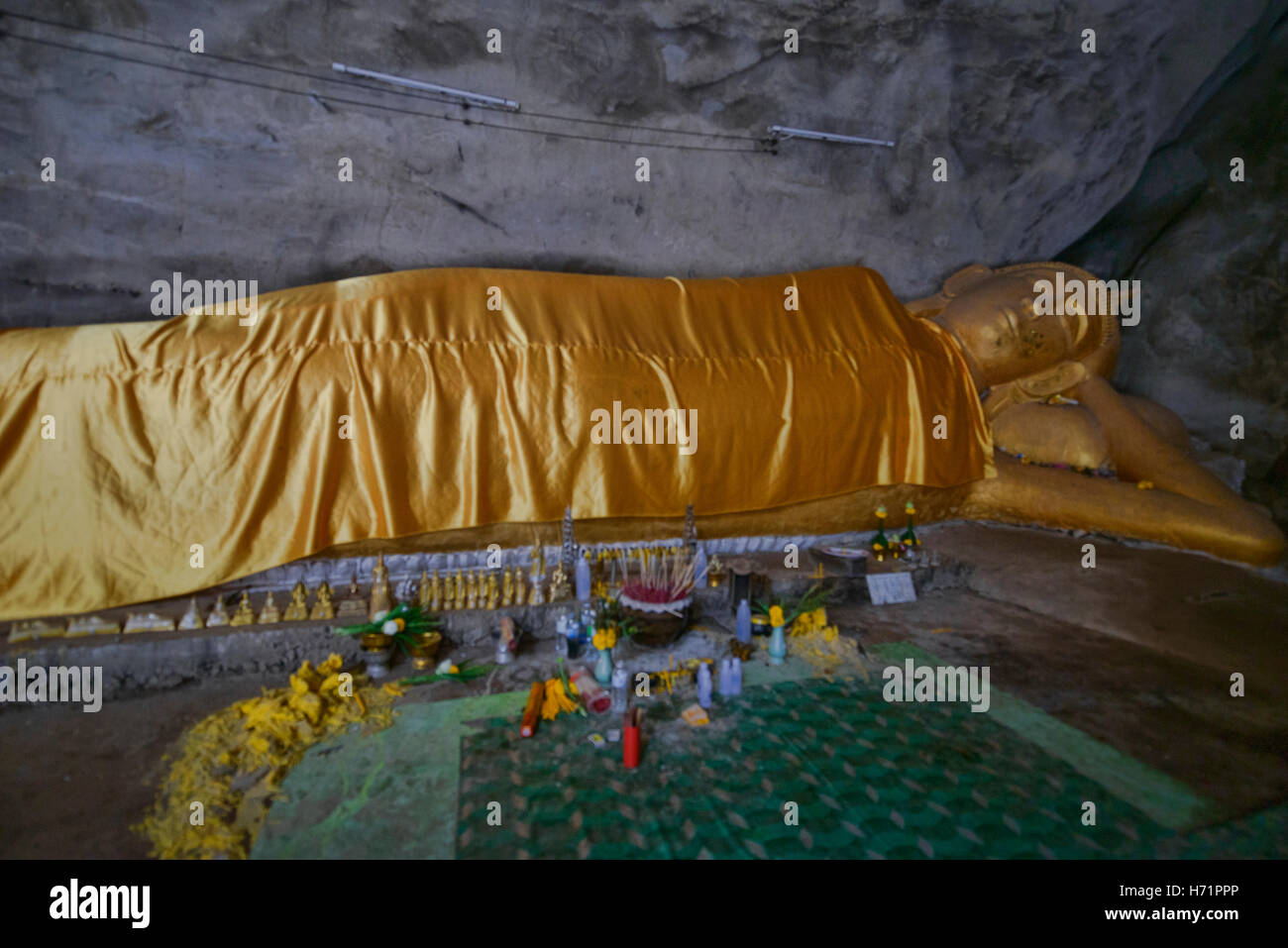 Reclining Buddha hidden in Khan Kra Dai Cave, Wat Ao Noi, Prachuap ...