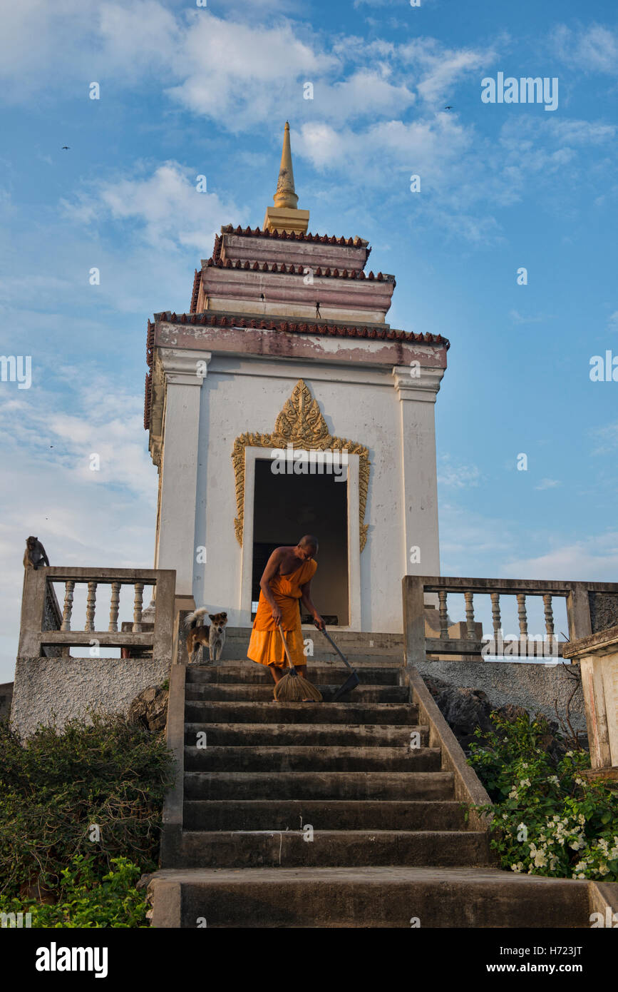 Monk at khao chong krachok monkey temple hi-res stock photography and ...