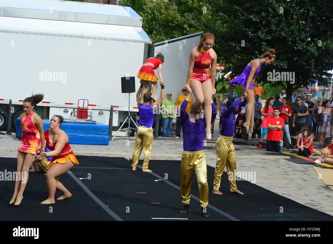 Circus Performers High Resolution Stock Photography and Images - Alamy