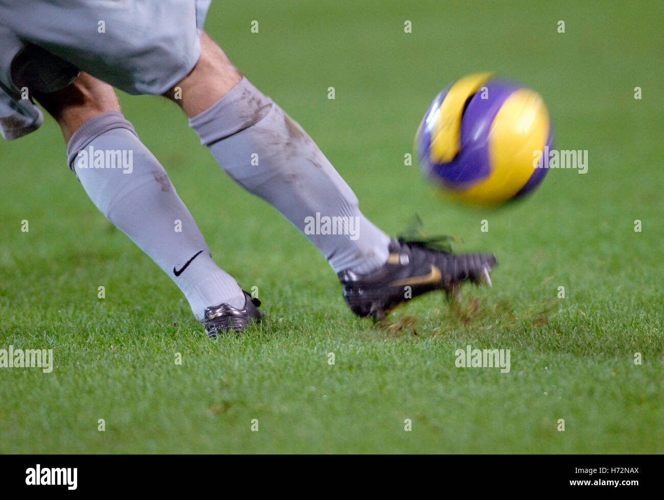 Football player kicking ball hi-res stock photography and images - Alamy