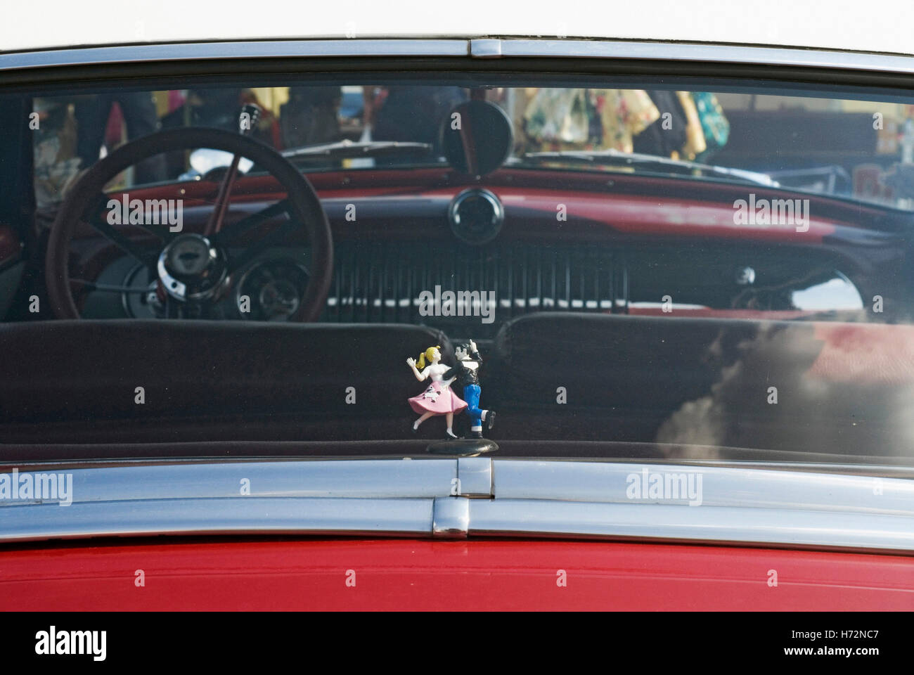 Dancing pair figures in the back of a limousine, Hot Rods, Kustoms ...