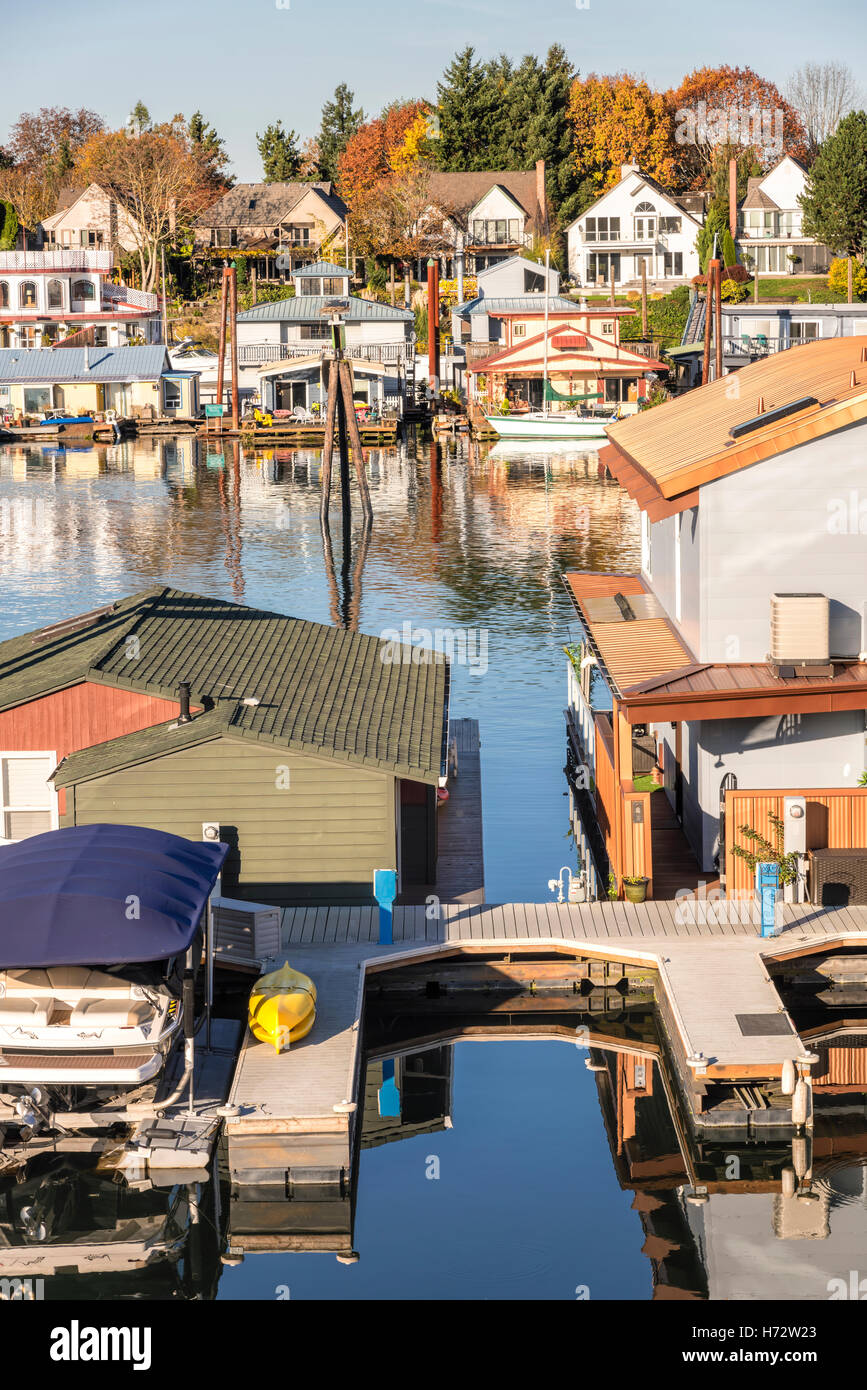 Floating homes and docked boats in Portland Oregon Stock Photo - Alamy