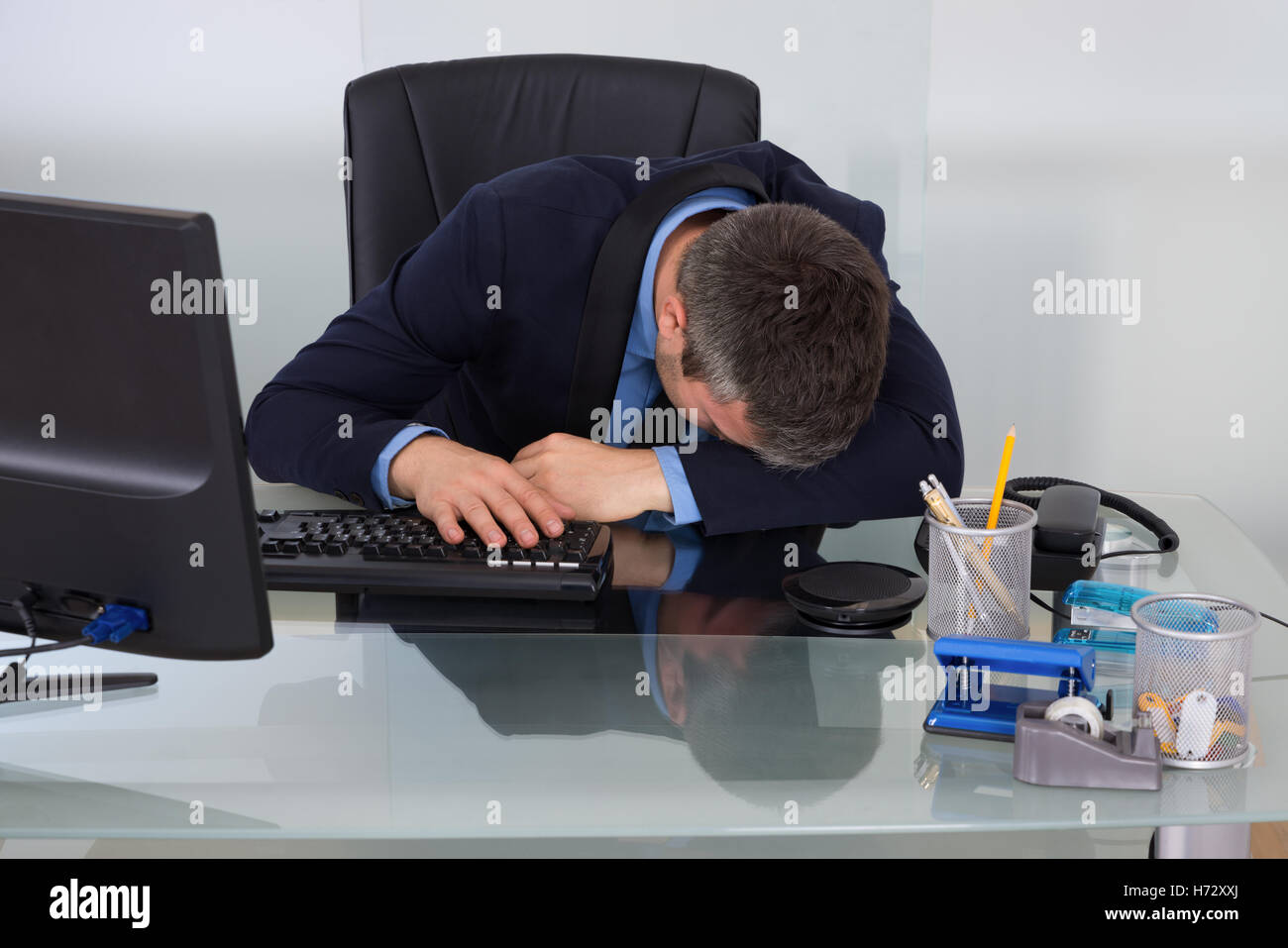 Bored office workers hi-res stock photography and images - Alamy