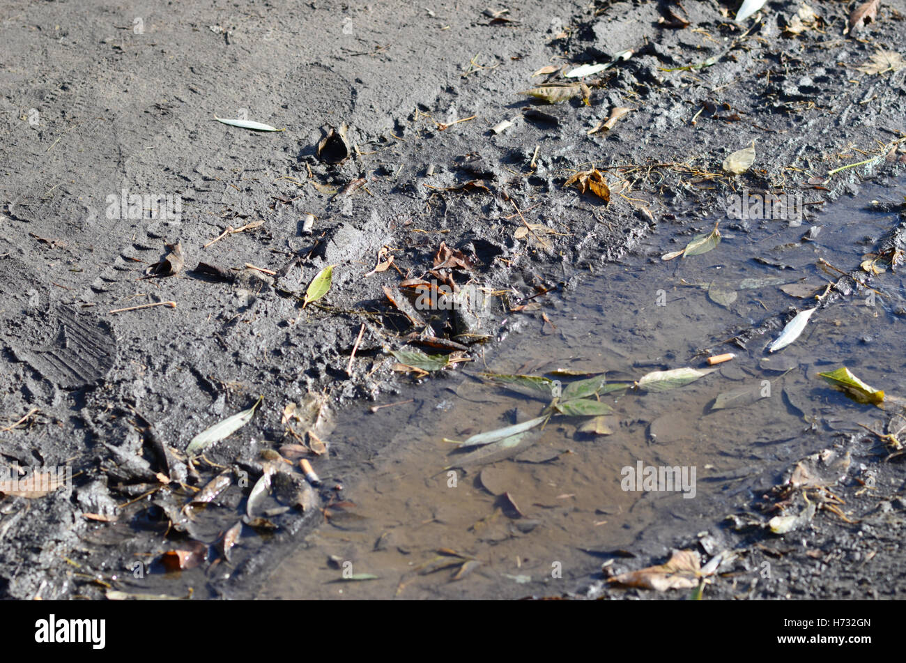 Dirty road hi-res stock photography and images - Alamy