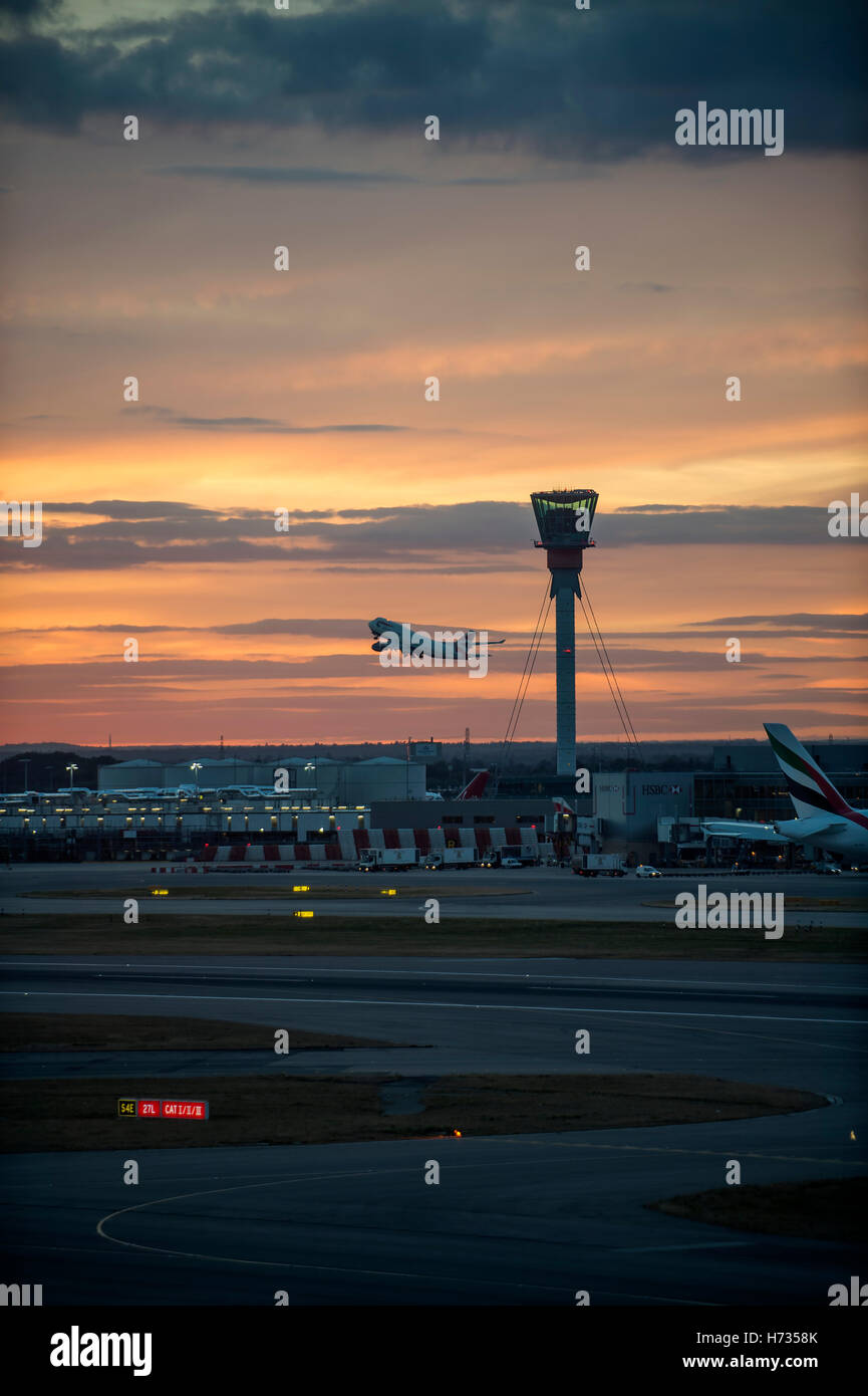 Runway heathrow silhouette hi-res stock photography and images - Alamy