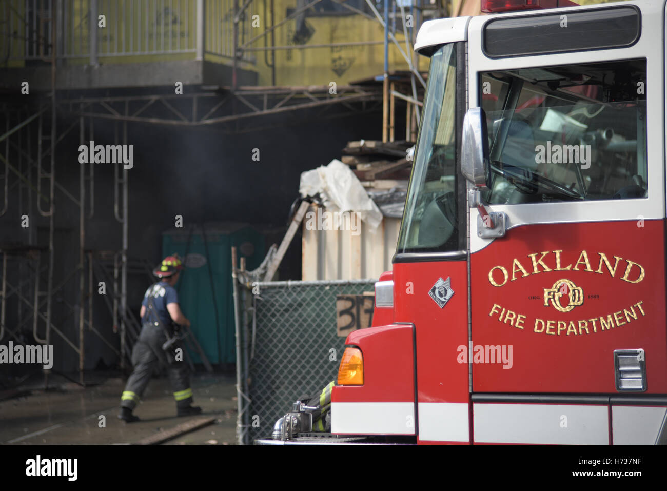 Fire destroys a building complex near Lake Merritt in Oakland ...