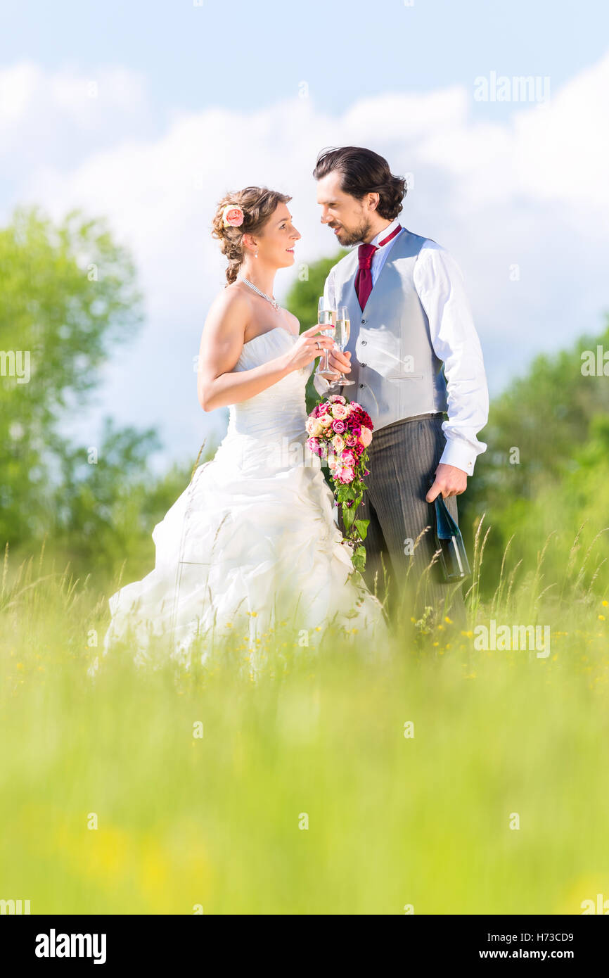 wedding couple with bridal bouquet Stock Photo - Alamy