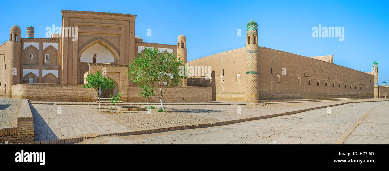 The old town is full of monumental building - large madrasahs ...