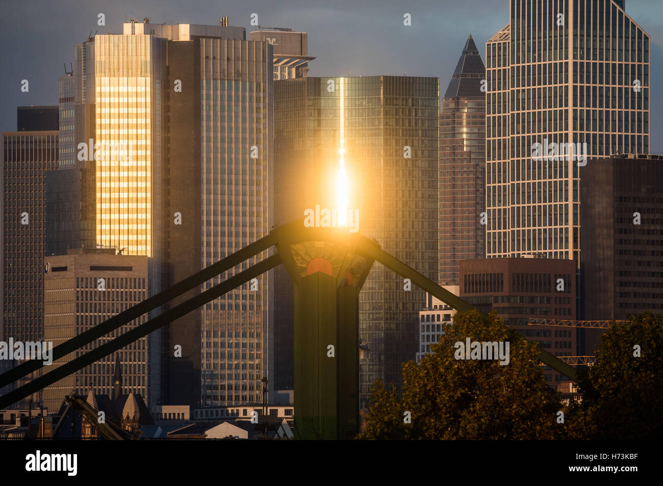 The rising sun is reflected in the high-rises in Frankfurt am Main ...