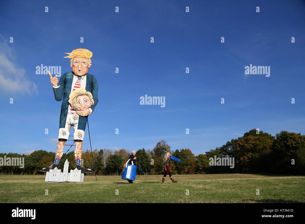 Edenbridge, UK. 2nd November 2016. Artists Andrea Deans and Frank ...