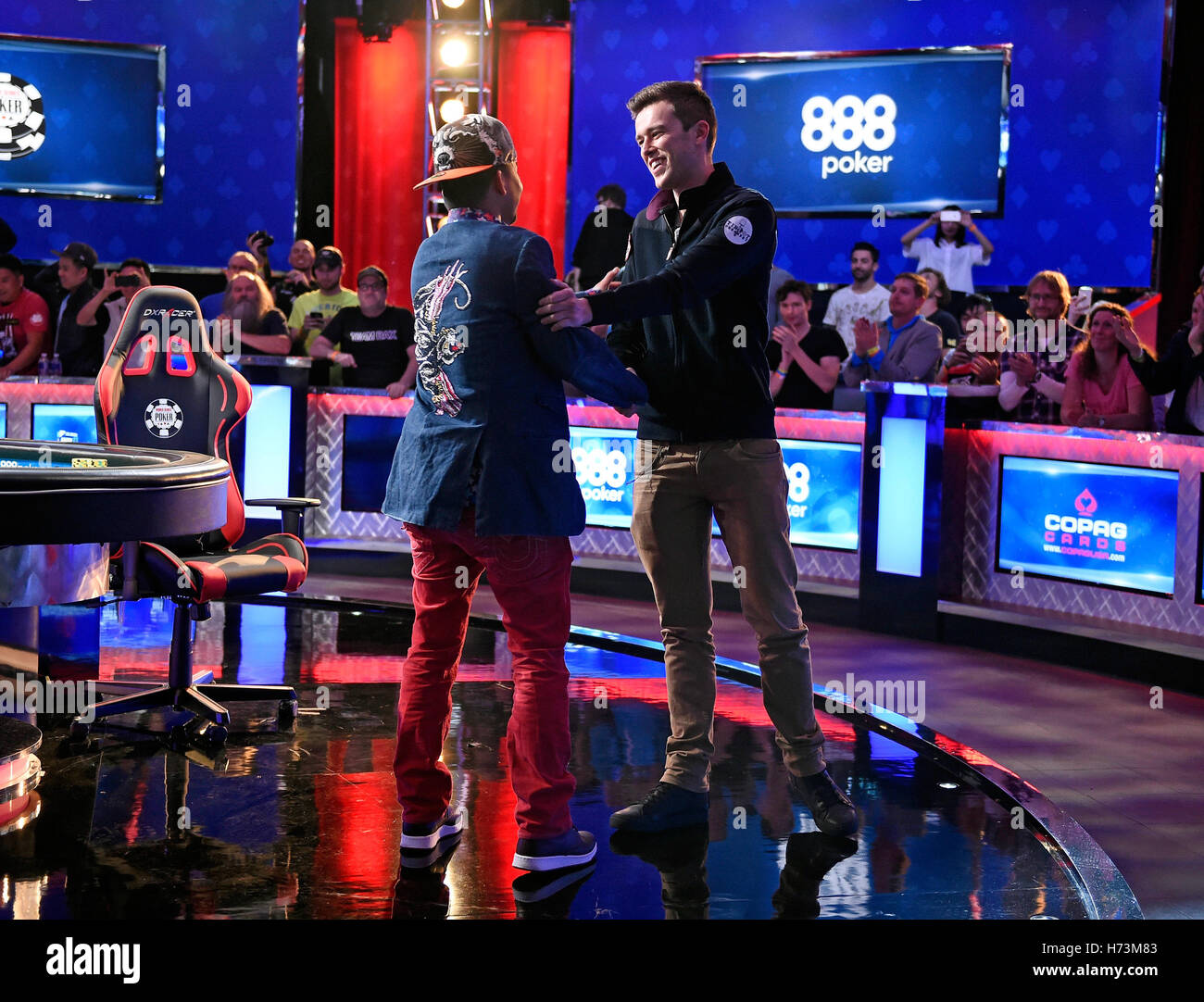 Las Vegas, Nevada, USA. 2nd Nov, 2016. Qui Nguyen (L) of Las Vegas and ...