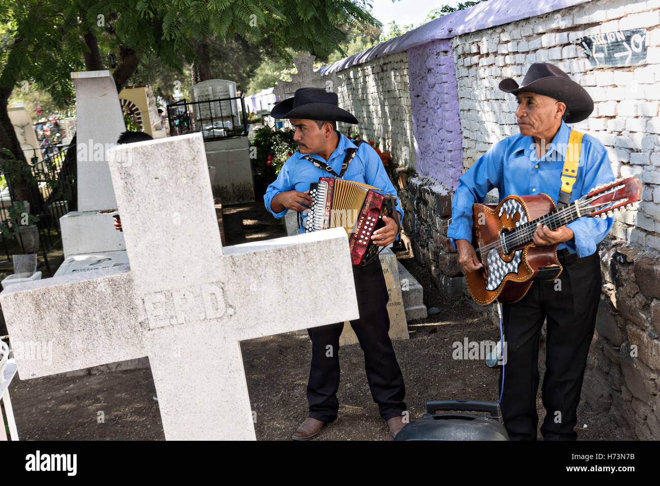 Mexico cemetery mariachi band hi-res stock photography and images - Alamy