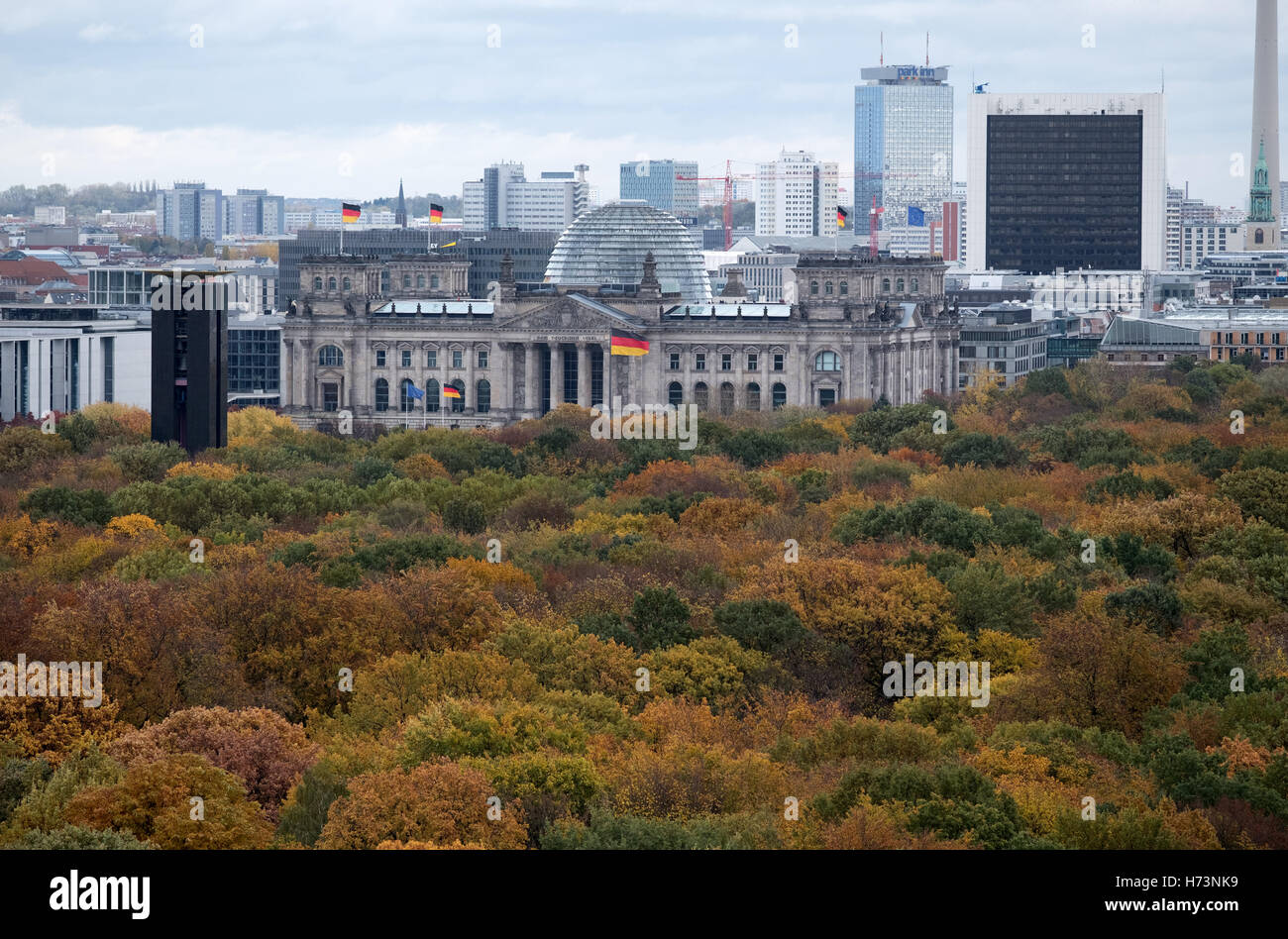 Berlin, Germany. 2nd Nov, 2016. The colourful trees of the Tiergarten ...