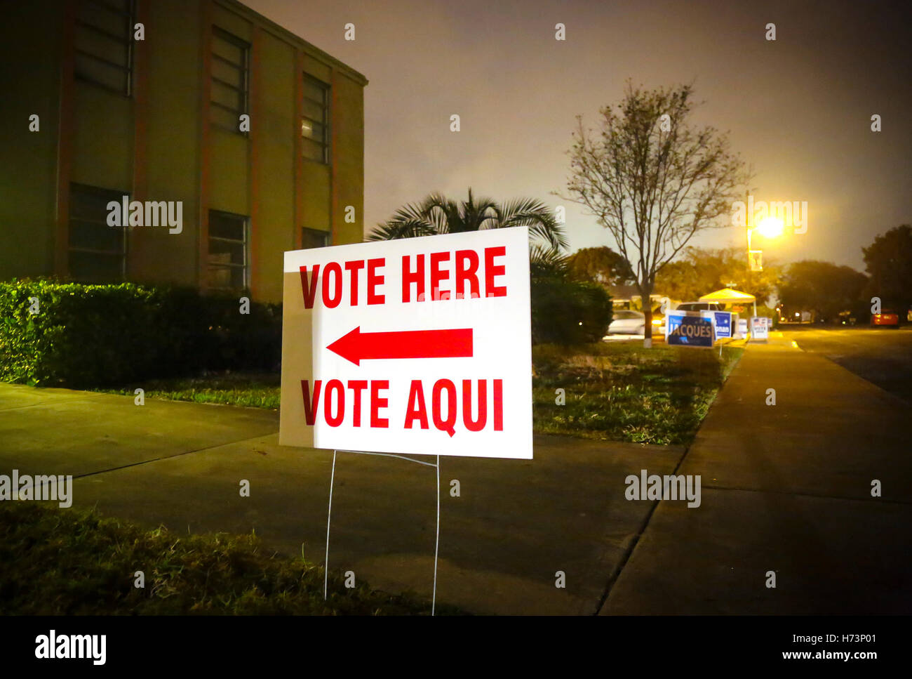 Florida, USA. 2nd Nov, 2016. A sign points voters to their polling ...