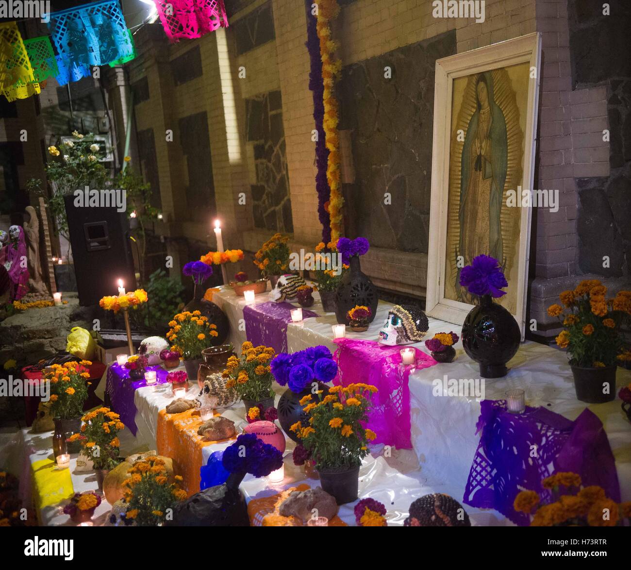 Altar ofrendas hi-res stock photography and images - Alamy