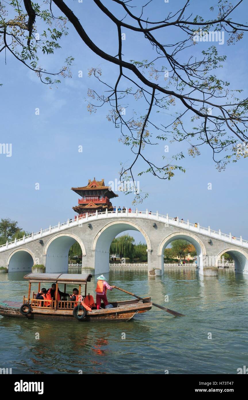 Kaifeng, Kaifeng, China. 30th Oct, 2016. Kaifeng, CHINA-October 30 2016 ...