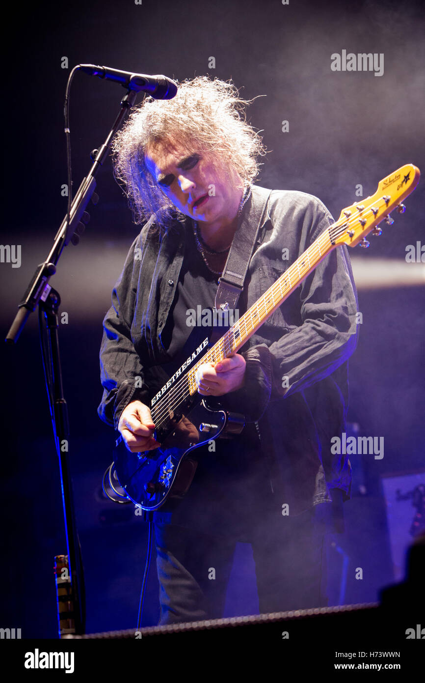 The cure mediolanum forum hi-res stock photography and images - Alamy
