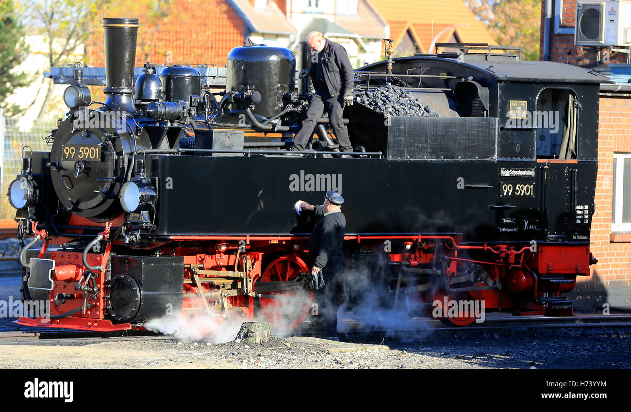 Wernigerode, Germany. 2nd Nov, 2016. Train drivers shine a steam ...